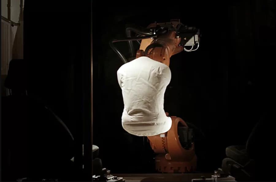 UN ROBOT DE FORD PRUEBA EL USO DE LOS ASIENTOS